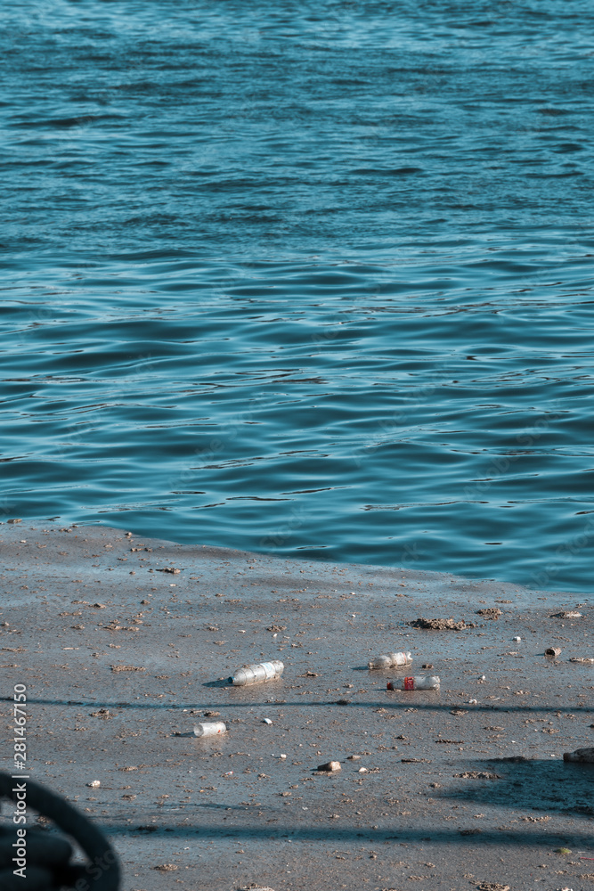 Mar contaminado con basura en una playa del mediterráneo Stock Photo ...