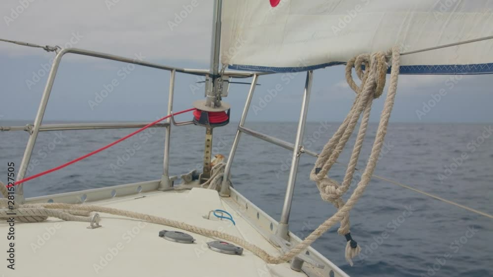Vidéo Stock Sail is attached Sheet Weighs on Bow Pullpit Guard Rail ...