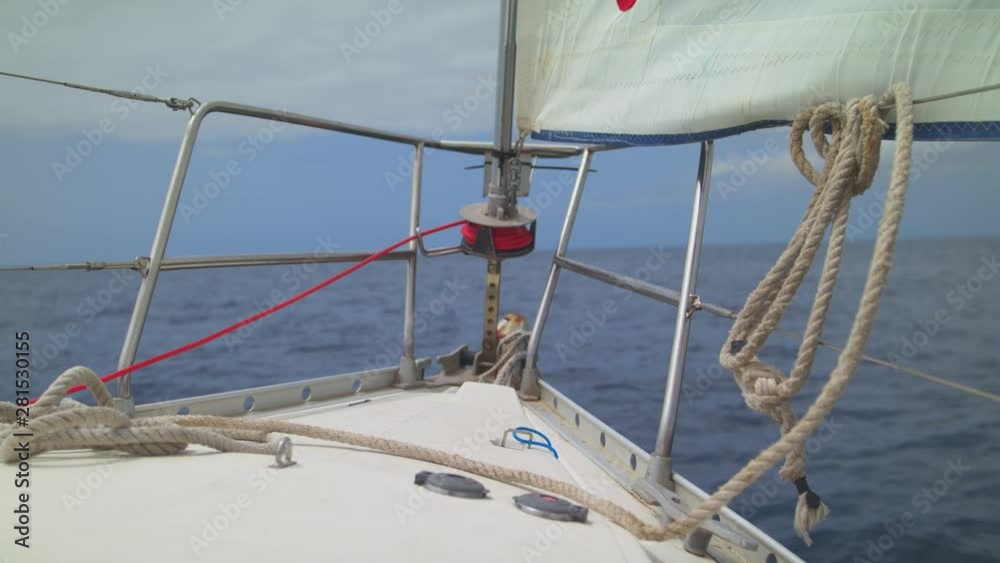 Vidéo Stock Sail is attached Sheet Weighs on Bow Pullpit Guard Rail ...