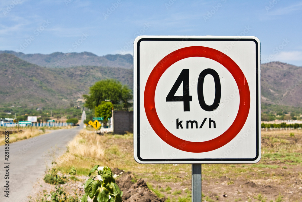 Señal de límite de velocidad 40 km/h Stock Photo | Adobe Stock