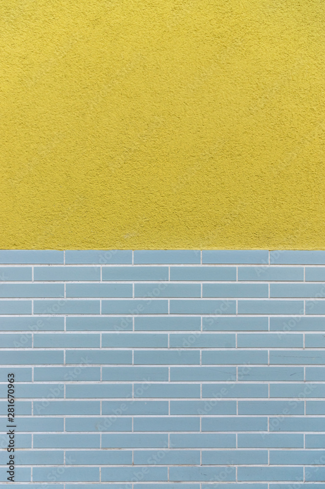 Fassade Sockel gefliest, teils verputzt mit Design aus den 60er Jahren ...