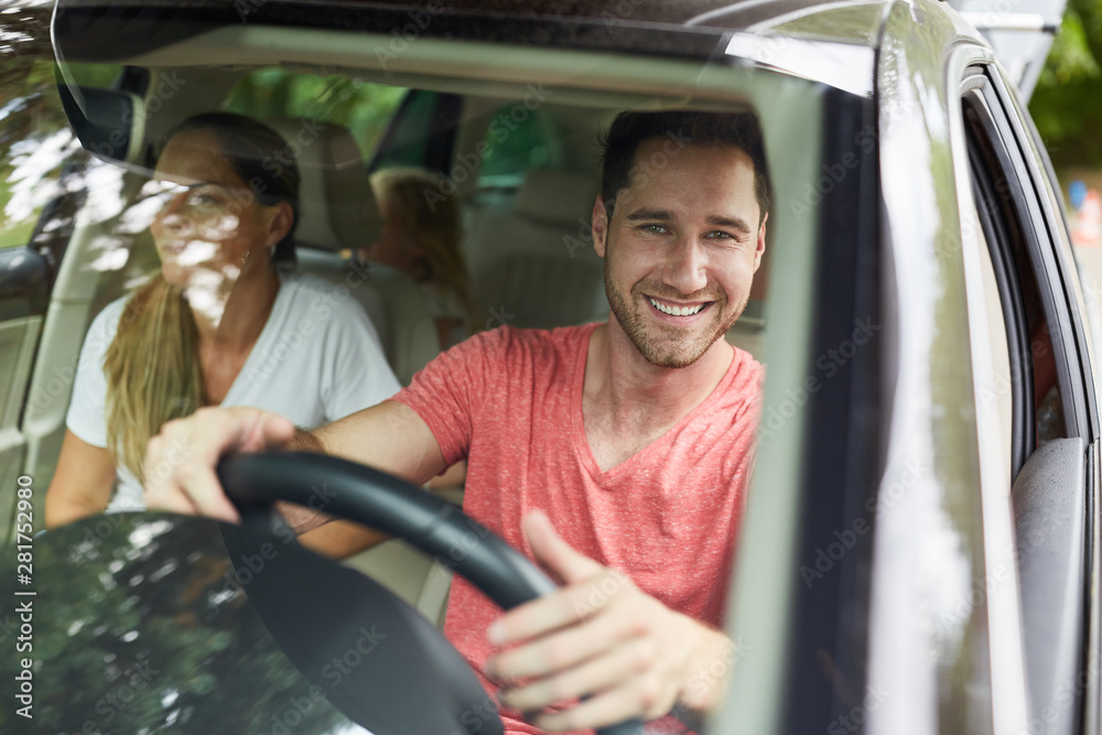 Mann im Auto als glücklicher Autofahrer Stock Photo | Adobe Stock