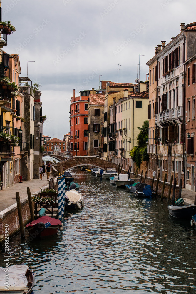 Venezada Italia uma cidade unica com seus canais que são usados como ...