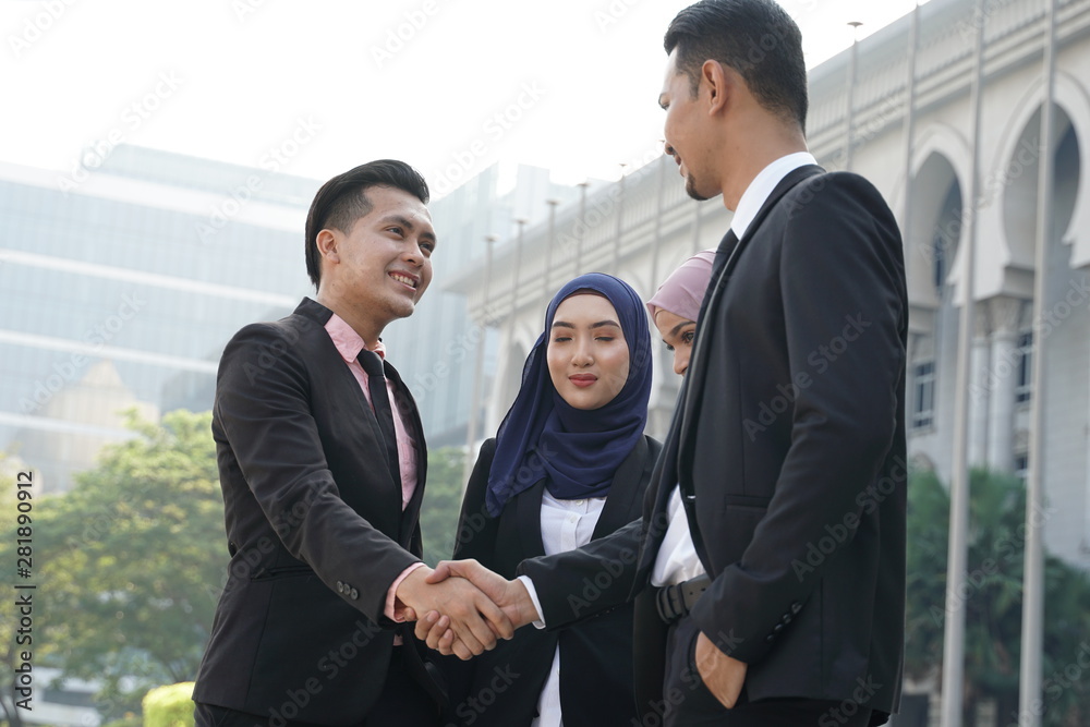 Muslim Asian business people shaking hands with new partner, business ...