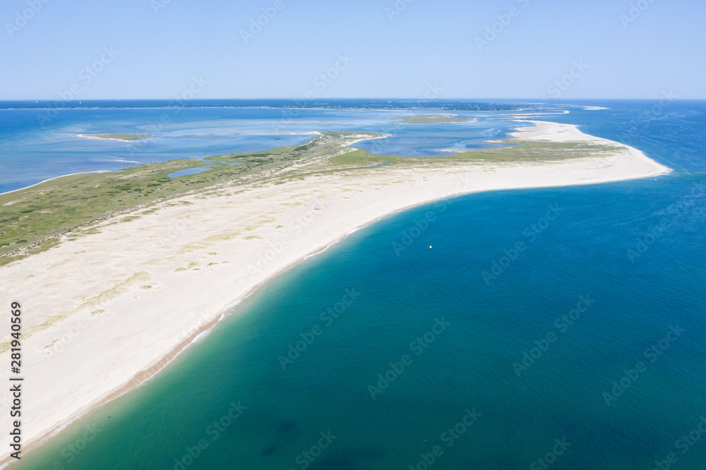 Foto de The cold waters of the Atlantic Ocean bathe a scenic beach on ...