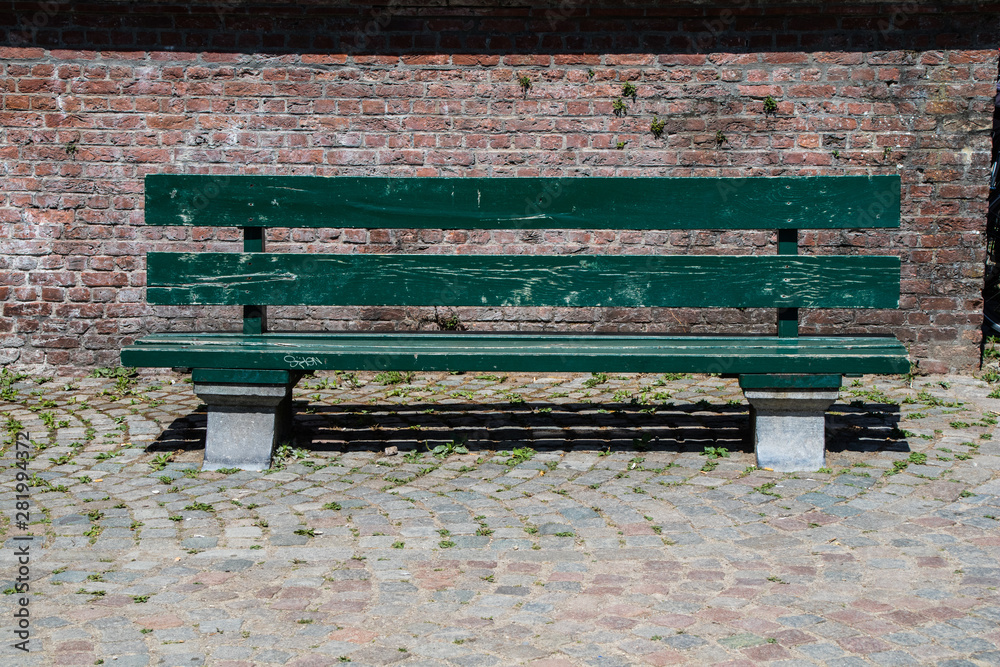 Bancos de jardim em um parque arborizado ótimo para descanso, ao redor ...