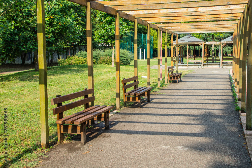 Bancos de jardim em um parque arborizado ótimo para descanso, ao redor ...