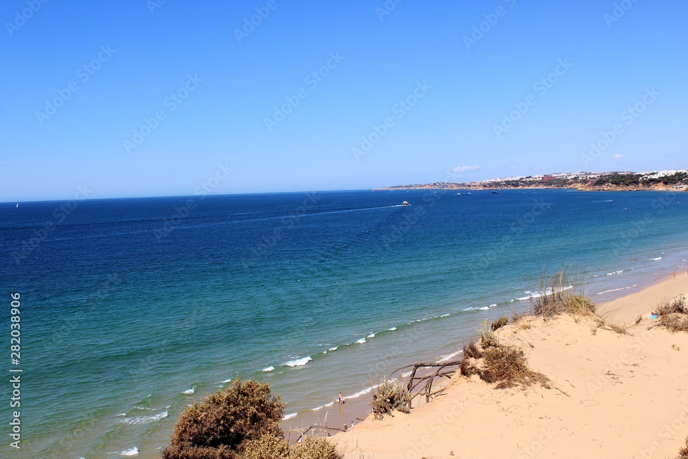 La falaisia plage avec ses falaises ocres du Portugal Stock-Foto ...
