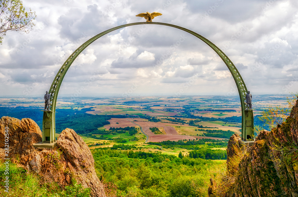 Adlerbogen auf dem Donnersberg bei Dannenfels, Rheinland-Pfalz Stock ...