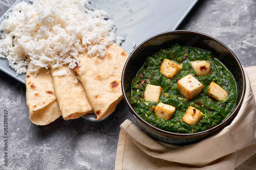 Zdjęcie Stock: Palak Paneer with chapati and basmati rice at grey ...