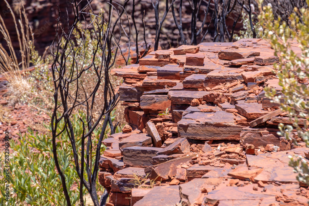 Layers of red bed rock rich in iron ore at Karijini National Park Stock ...