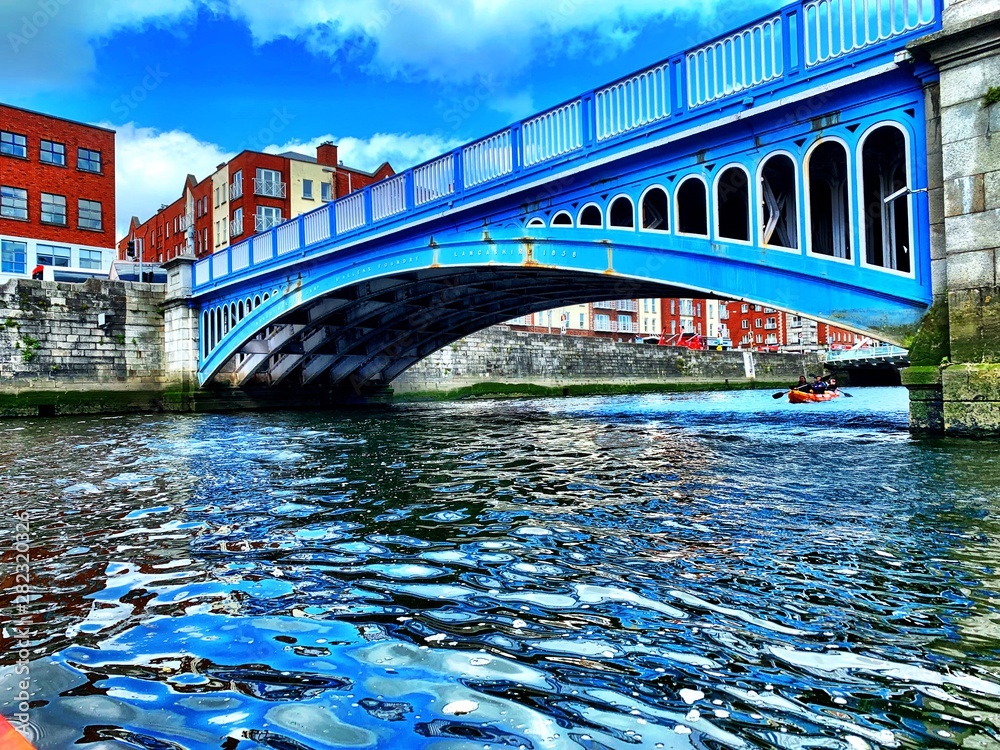 Poster Ha Penny Bridge from the River Liffy – Wall Art | UkPosters