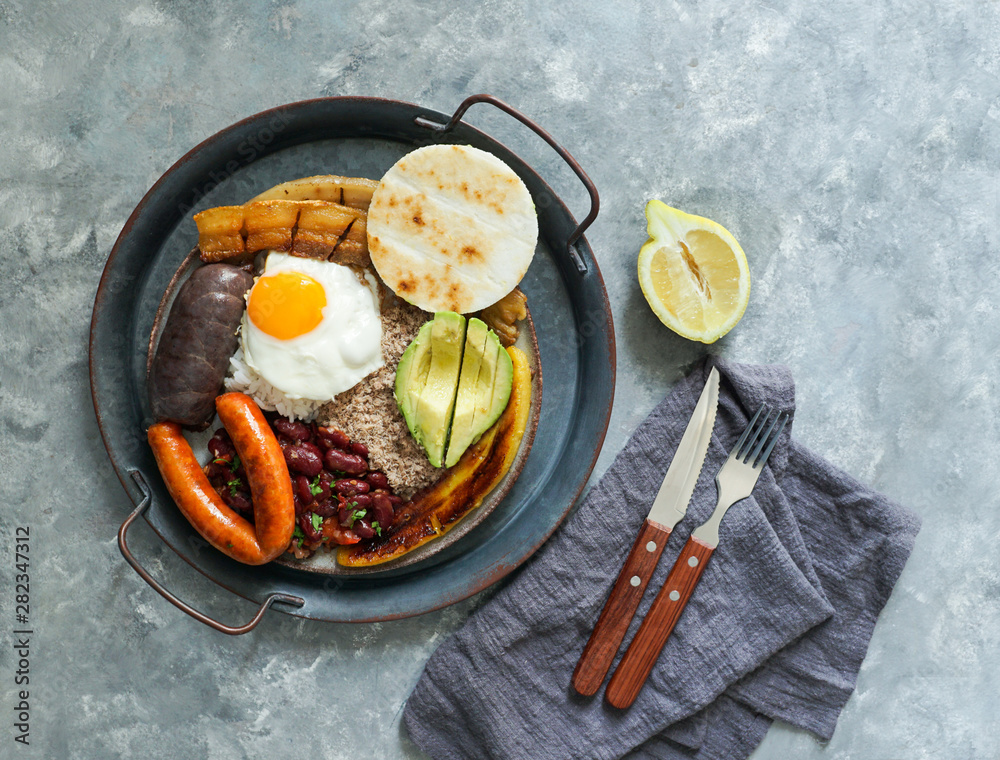 Foto de Colombian food. Bandeja paisa, typical dish at the Antioquia ...