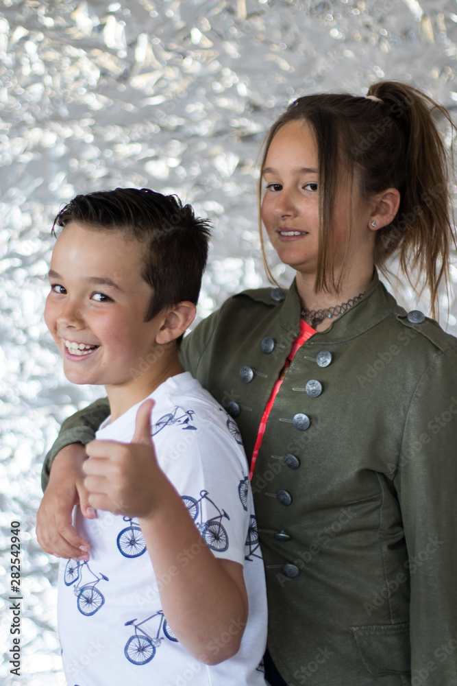 Niños modelo posando delante de la cámara con diferente vestuario Stock ...