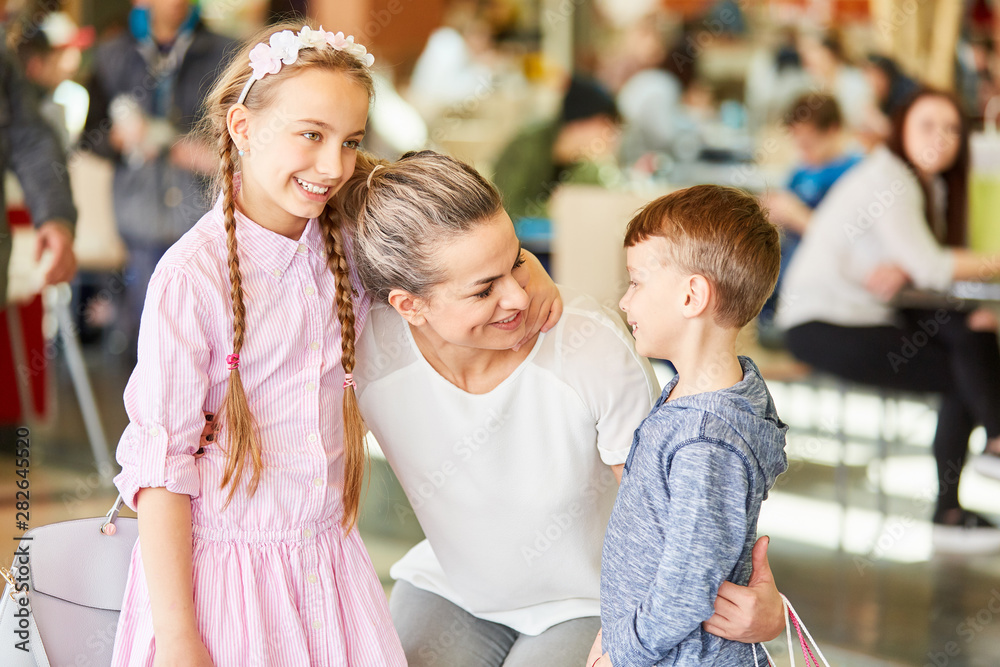 Mutter und zwei Kinder im Shoppingcenter Stock Photo | Adobe Stock