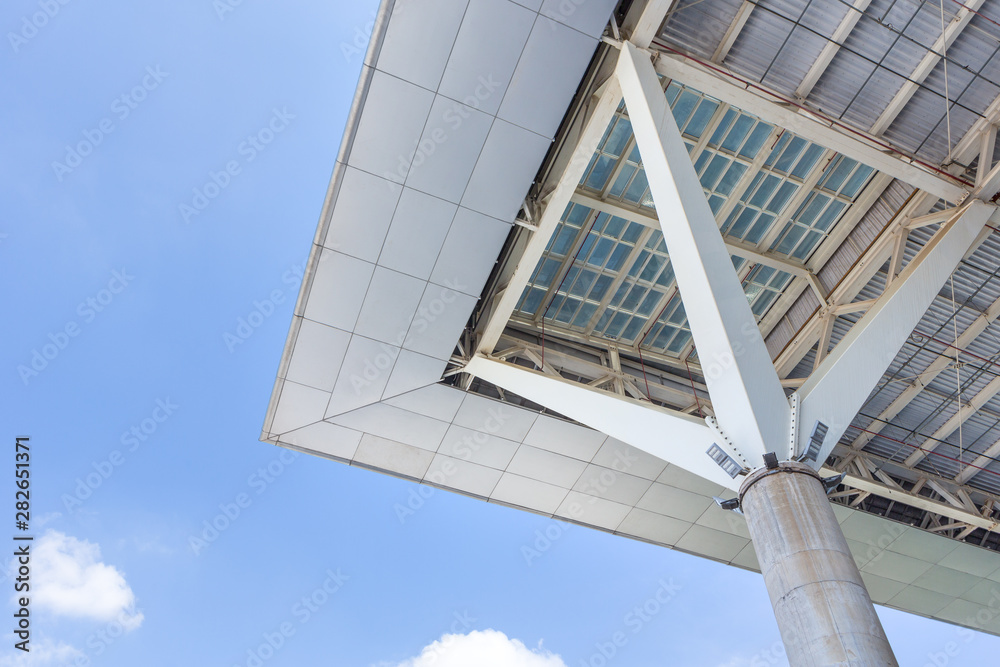 Roof support column made of iron, aluminum, glass and concrete. Modern ...