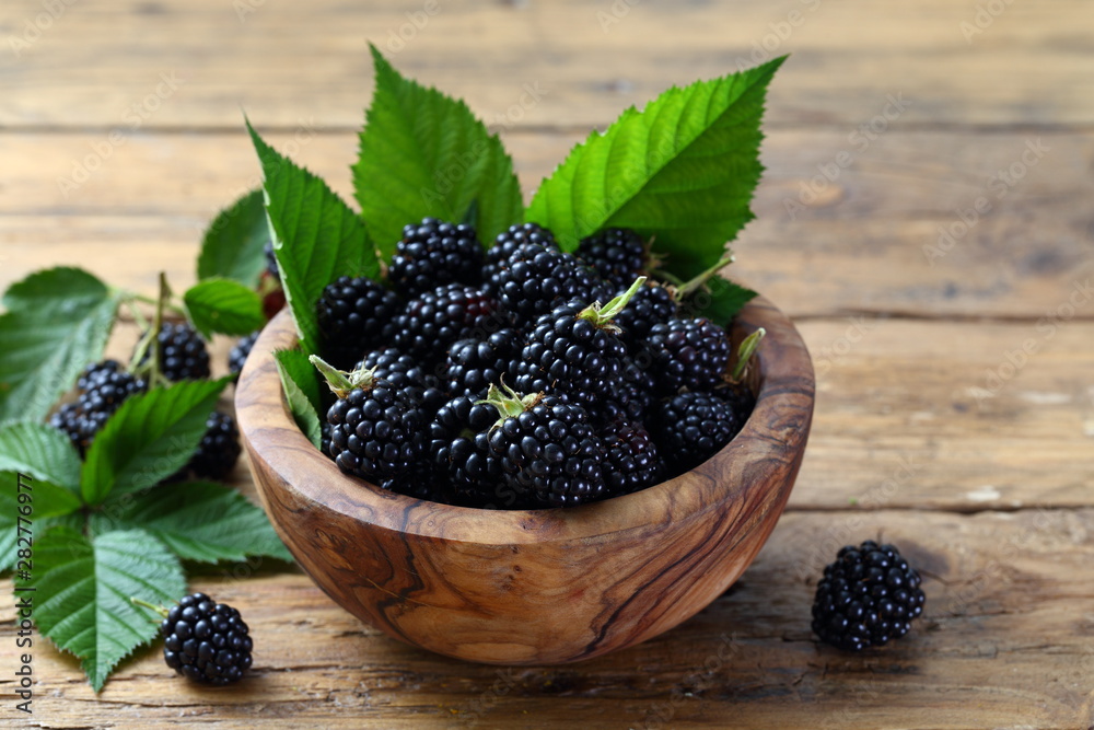 More frutta di stagione con foglie su sfondo rustico Stock Photo ...