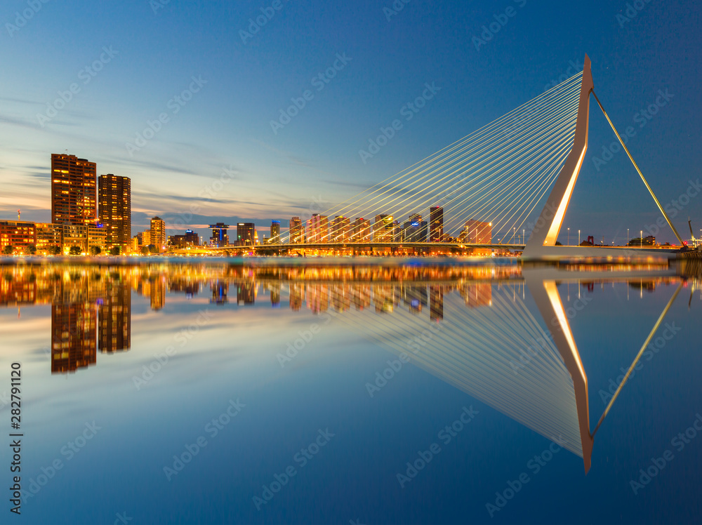 Zdjęcie Stock: The Erasmusbrug and the Rotterdam skyline by night with ...