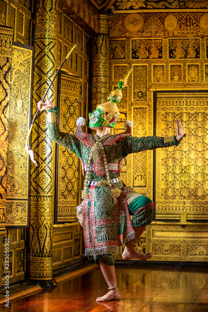Foto de [KHON Tos-Sa-Kan RAMAYANA] Khon,Art culture Thailand Dancing in masked khon hanuman in ...
