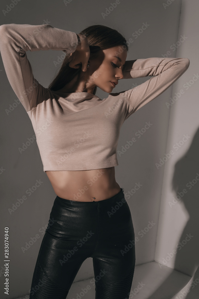 Foto De Beautiful Young Seductive Woman Posing In Room On White