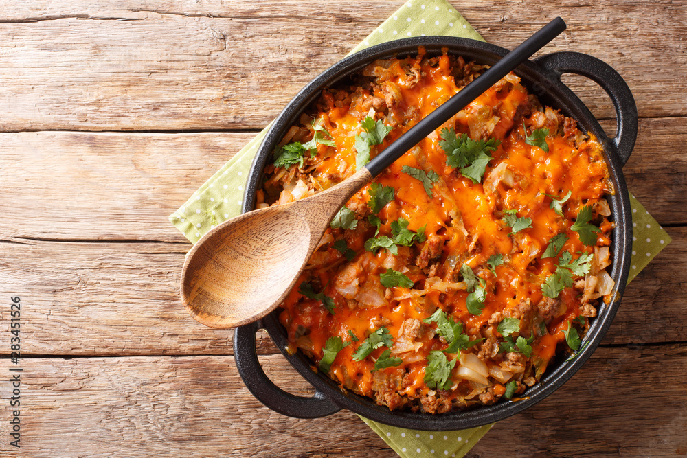 Foto de German cabbage casserole with ground beef, tomatoes, onions and ...