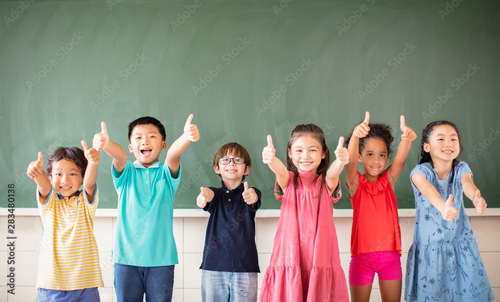 Multi-ethnic group of school children standing in classroom Stock 写真 ...
