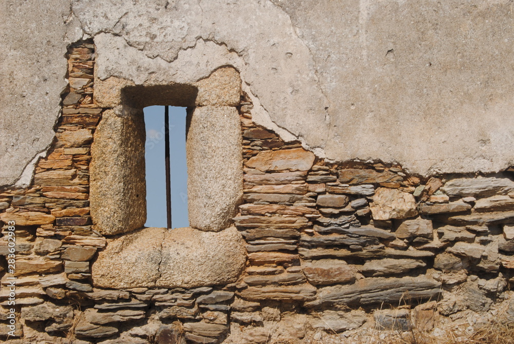 Janela sem nada por trás numa parede em ruínas 스톡 사진 | Adobe Stock