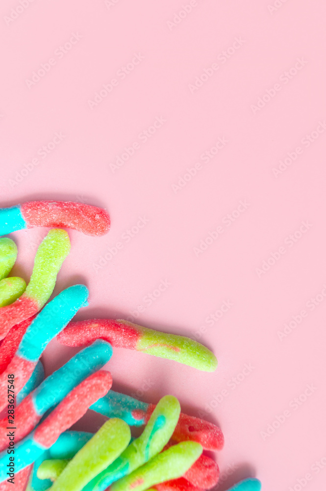 gomitas de diferentes colores sobre un fondo rosado Stock Photo | Adobe ...