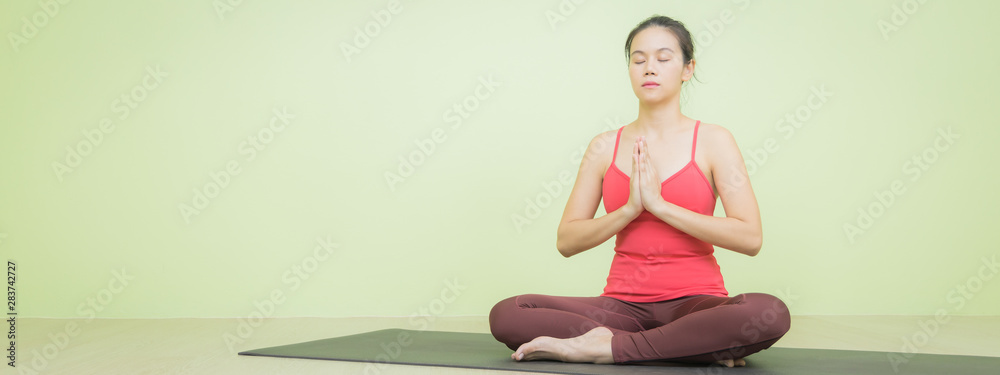 Foto de Asian woman in red cloth close her eyes while practicing in ...