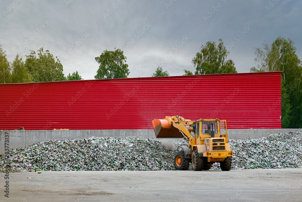 Stockfoto Front loader working at yard of sorting cullet. Recycle ...