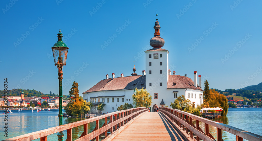 Scenic view on Gmunden Schloss Ort or Schloss Orth in the Traunsee lake ...