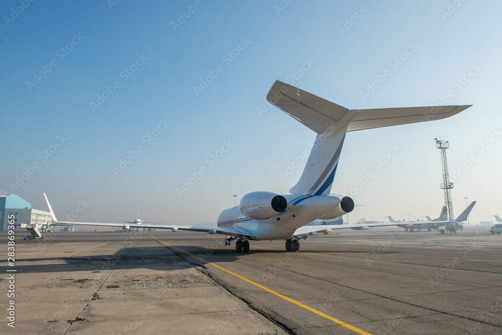 Photo Business jet plane on the ground., Pitcher | Posters, tableaux et ...
