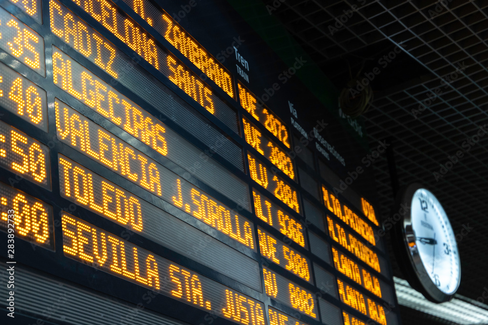 Pantalla de información de salida de trenes Renfe Adif Stock Photo ...