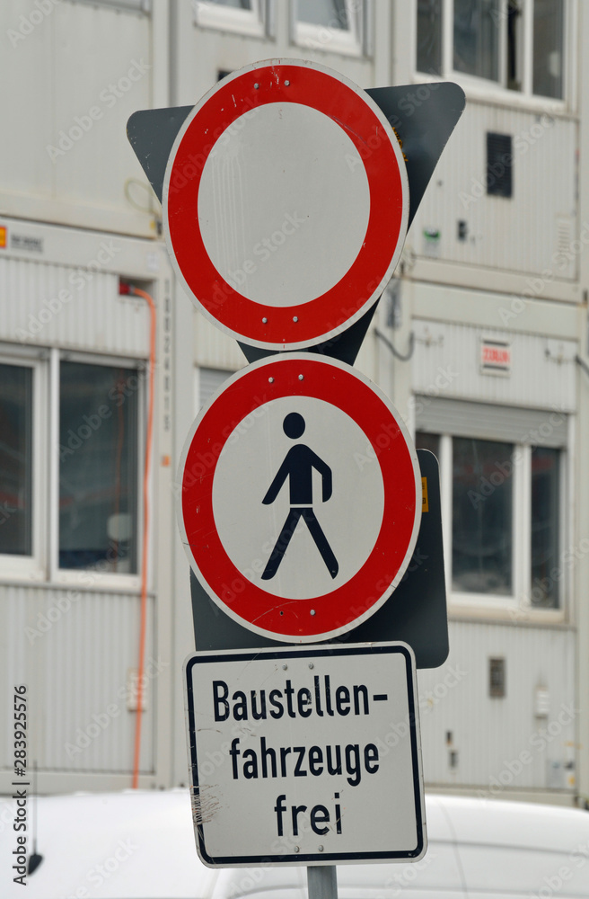 verbotsschilder an einer baustelle Stock Photo | Adobe Stock