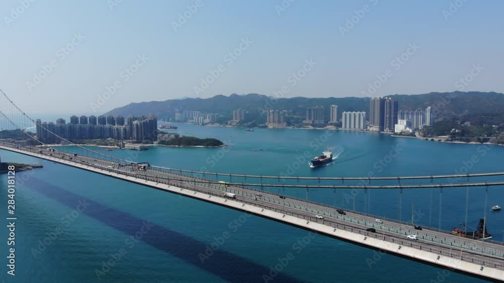 Video „Cinematic aerial shot, large suspension bridge span across Ma ...