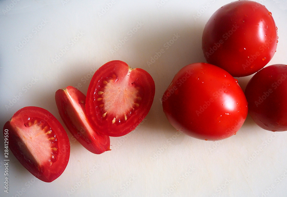Foto de Tomates cherry enteros y cortados por la mitad vistos desde ...