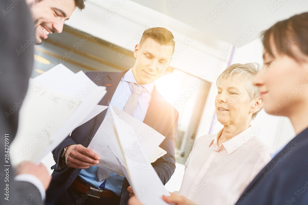 Gruppe Business Leute reden über Planung Stock Photo | Adobe Stock
