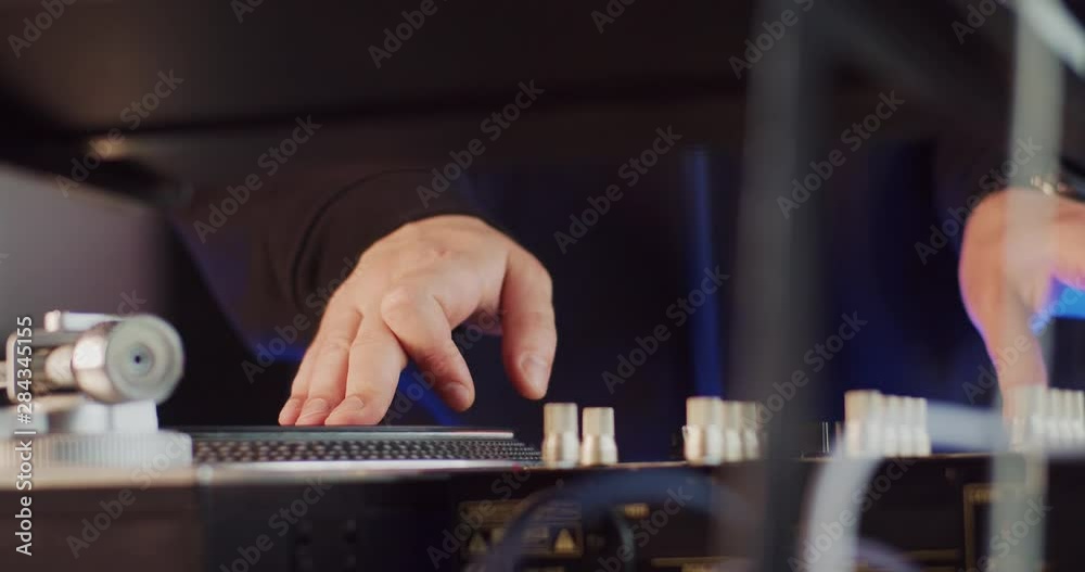 Vidéo Stock Close-up view skillful male hands of DJ playing cool club ...
