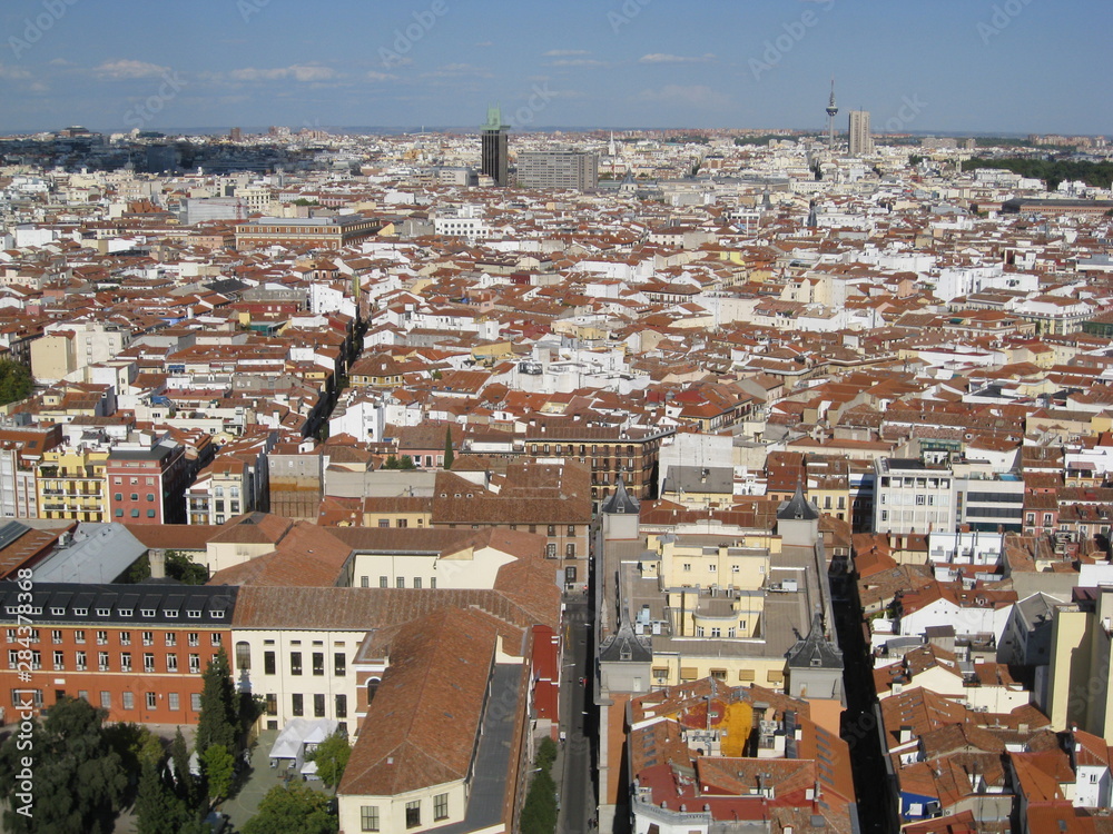 trazado urbano de tejados y calles en redes en panorámica ciudad con ...