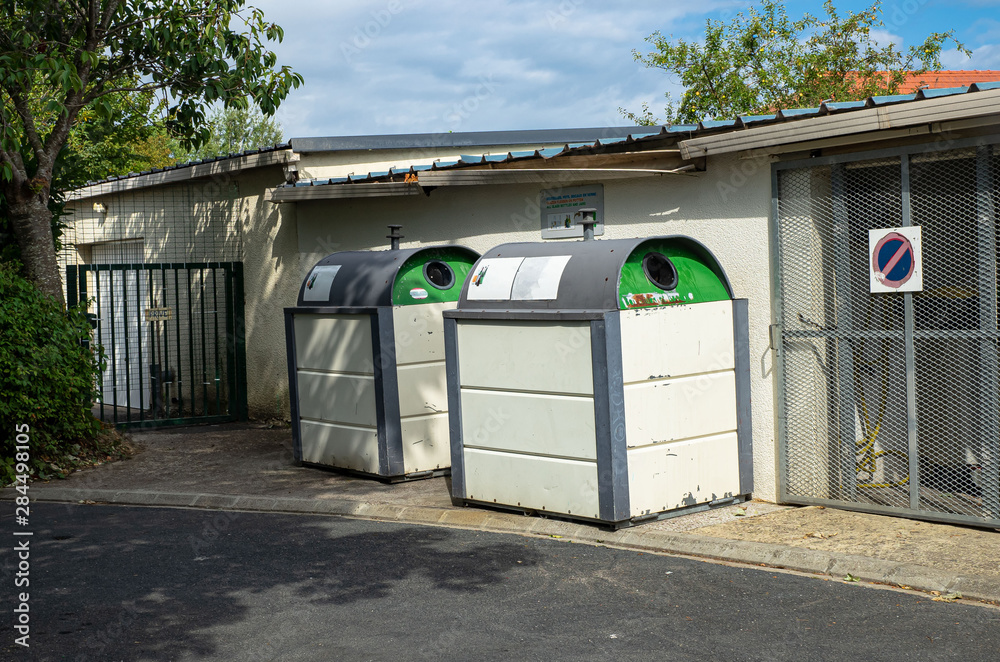 Müllcontainer Stock Photo | Adobe Stock