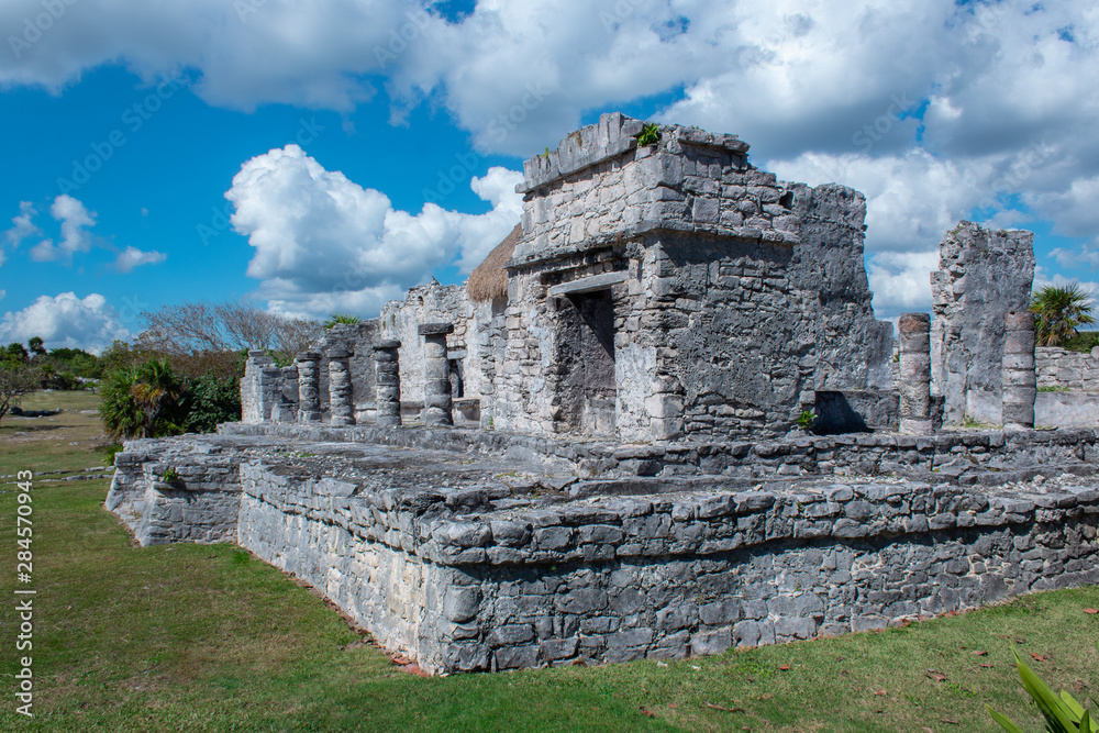 Antiguas ruinas mayas y un cielo azul Stock Photo | Adobe Stock