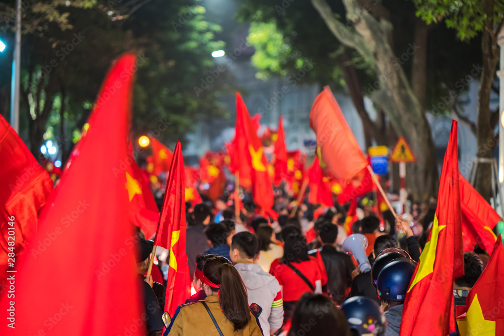 Foto de Crowd of Vietnamese football fans down the street to celebrate ...