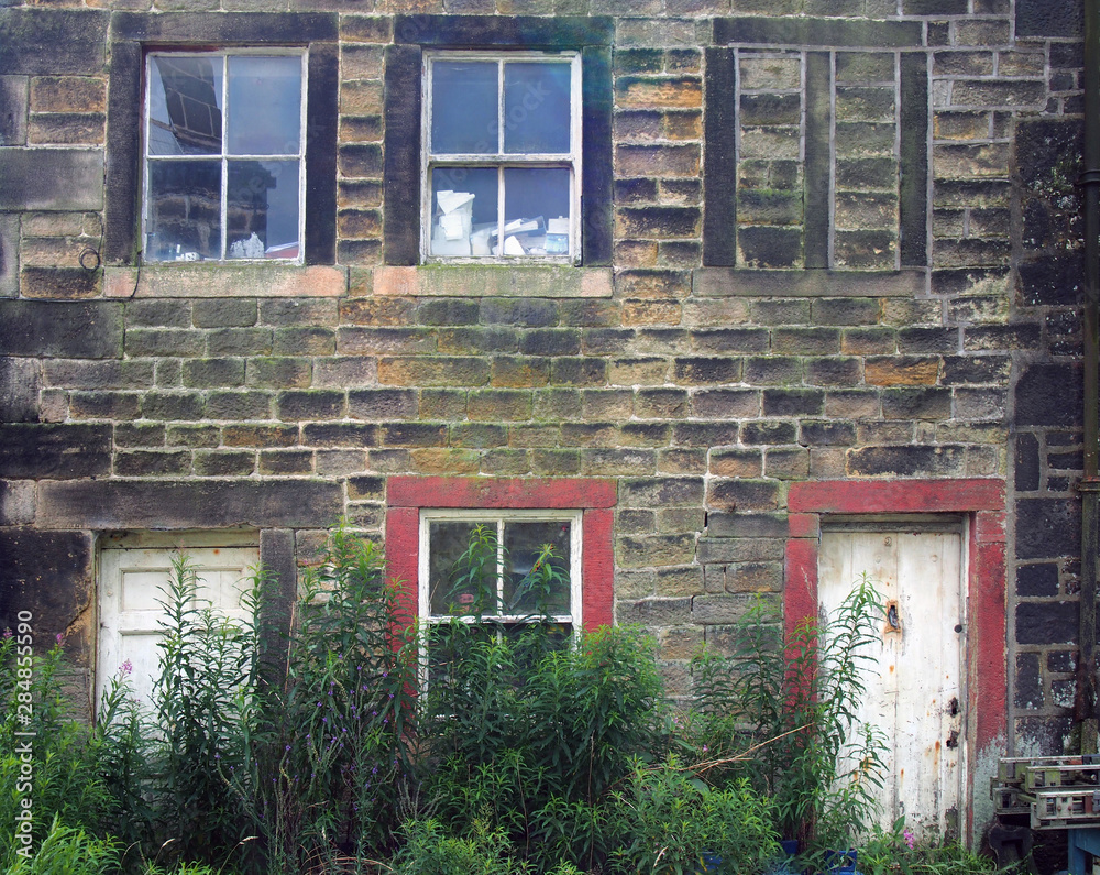 Foto de old scruffy run down abandoned houses with shabby peeling paint ...