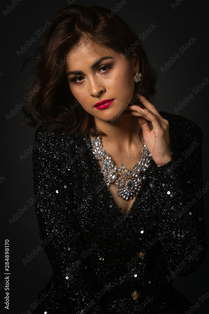 Modelo Mexicana Hermosa Muestra diseño en vestido mexicano Stock Photo ...