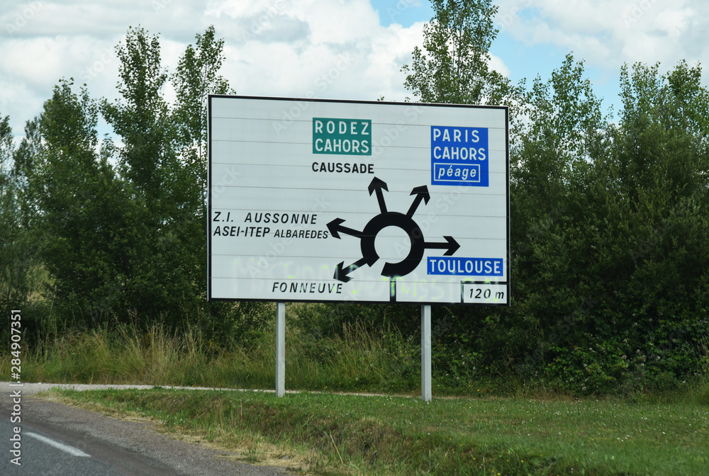 Panneau de signalisation d'un rond-point à Montauban, Tarn-et-Garonne ...