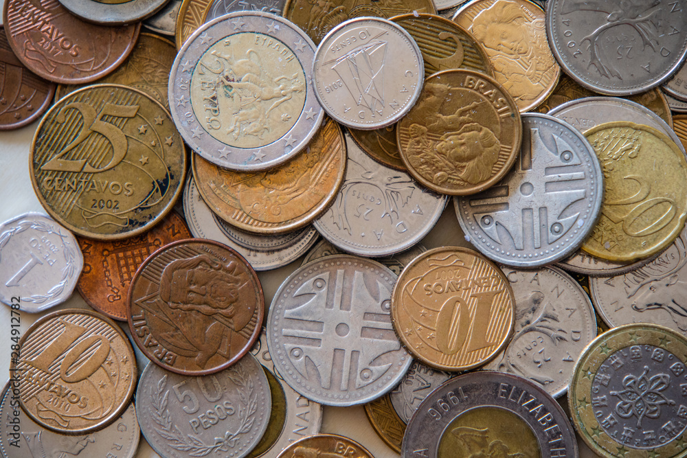 Foto de Dinheiro em moedas e papel de várias partes do mundo mostrando ...