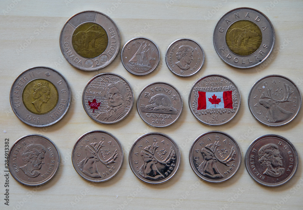 Dinheiro em moedas e papel de várias partes do mundo mostrando ...