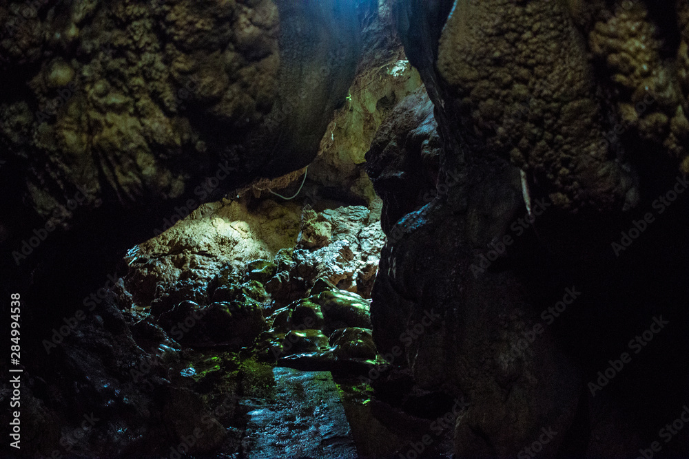 Foto de Inside View of the Mawsmai Cave Located in Northeastern India ...