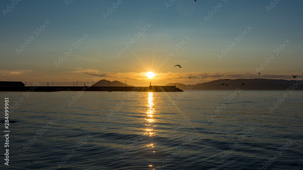 Puesta de sol sobre montaña de Monte Louro en Galicia, Porto do Son ...