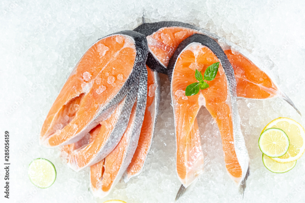 Fotka „fresh sea ocean red fish is cut into pieces, lies on ice ...